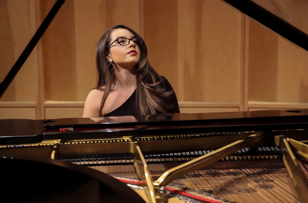 Adea Badivuku – 𝐏𝐢𝐚𝐧𝐢𝐬𝐭, 𝐀𝐫𝐭𝐢𝐬𝐭
